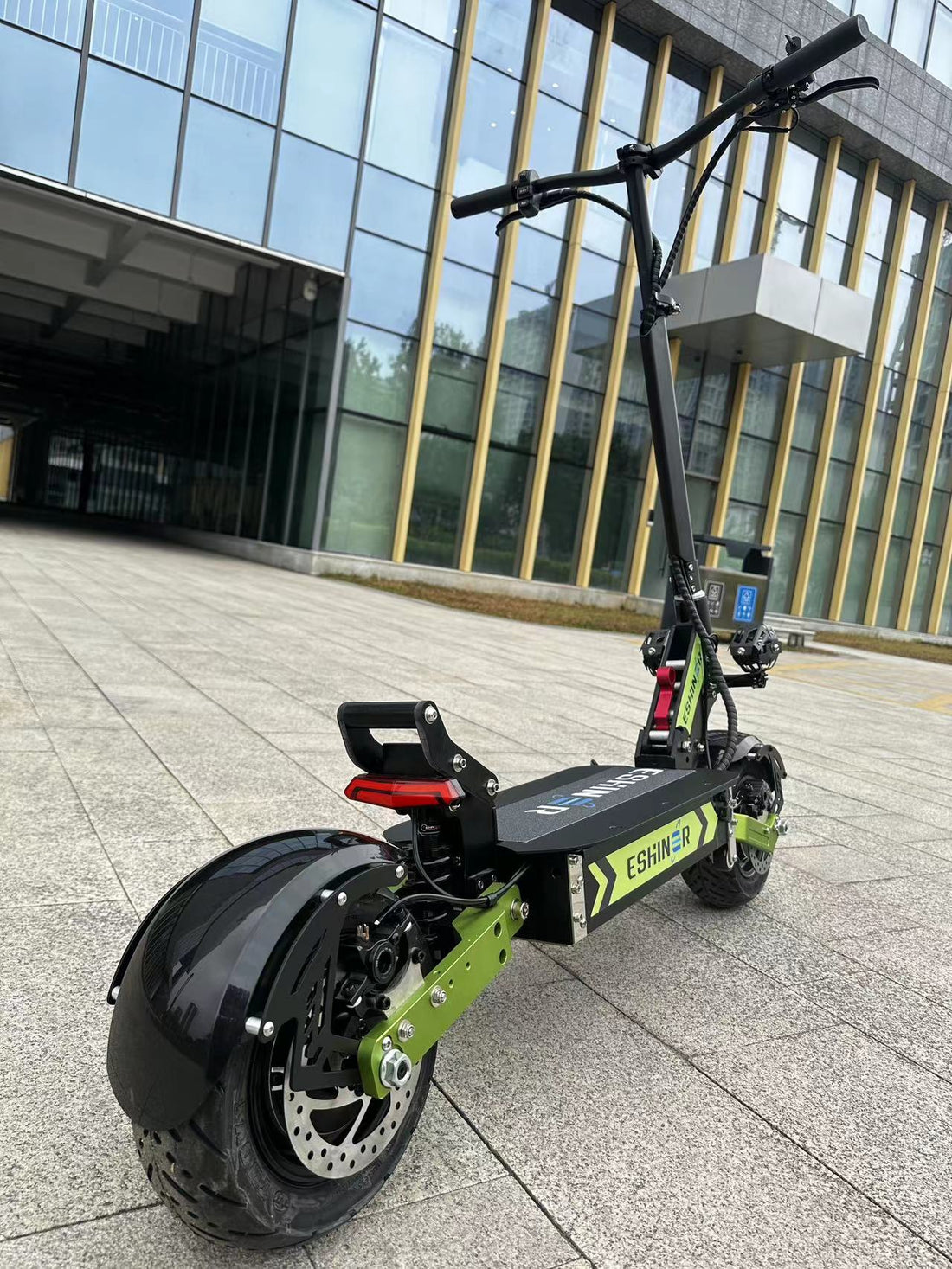 60V 6000W Dual Drive 80Km/H Fast E Scooters 50Mph 11Inch High Speed