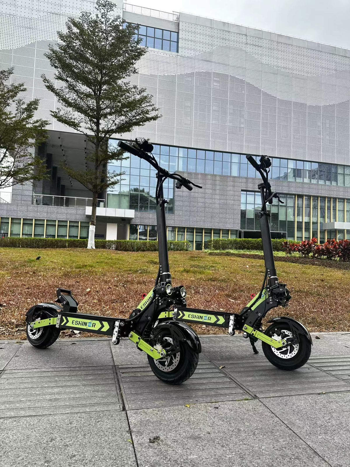 60V 6000W Dual Drive 80Km/H Fast E Scooters 50Mph 11Inch High Speed